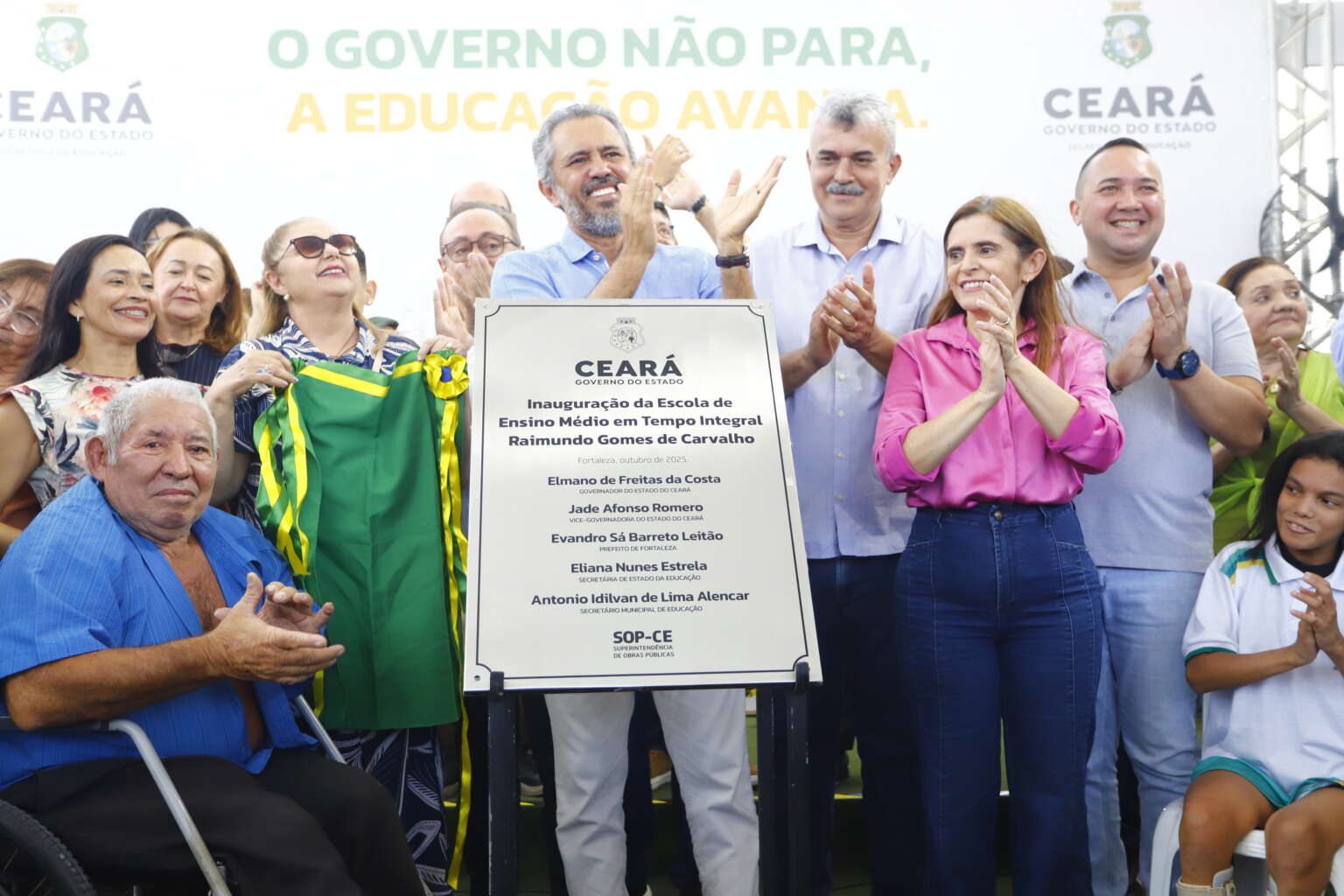 Governador Elmano de Freitas inaugura nova escola em tempo integral no ...